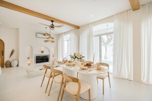 Vila superluxo, 3 quartos (Villa Gaia) | Área de estar | Smart TV 46 polegadas com canais a cabo