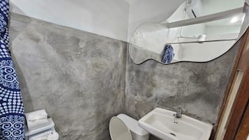 Quarto quádruplo standard, banheiro privativo, vista para o jardim | Banheiro | Chuveiro, sabonete, papel higiênico
