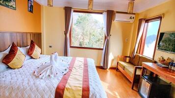 Quarto casal luxo, vista para a montanha | Cofres nos quartos, quartos à prova de som, Wi-Fi de cortesia