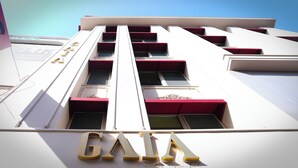 Um edifício com uma placa de destaque 'GAIA', várias varandas e um design arquitetônico moderno.