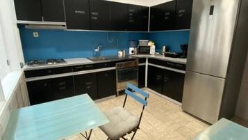 Quarto Familiar, vista para o pátio | Cozinha privada | Um frigorífico, um micro-ondas, uma placa de cozinha, uma torradeira