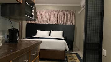 Quarto Deluxe, vista para o jardim | Com decoração personalizada, com mobília individualizada, secretária