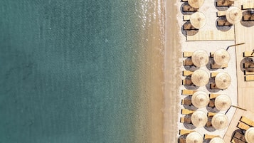 Uma praia privada, toldos de praia gratuitos, autocarro para a praia