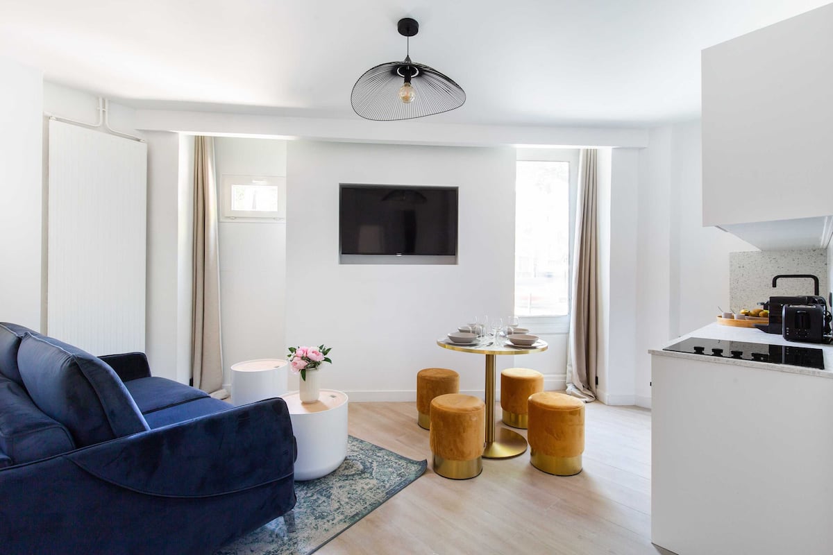 Apartamento conforto | Área de estar | TV 60 polegadas com canais a cabo