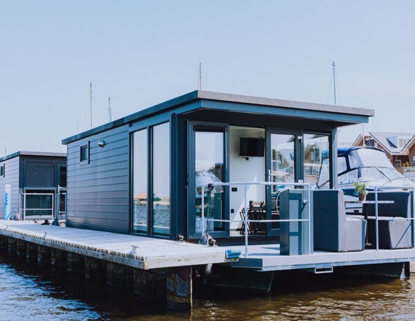Luxury Houseboat Getaway - Uitgeest