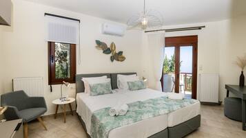 Quarto com cama, cadeira, mesa pequena e varanda.