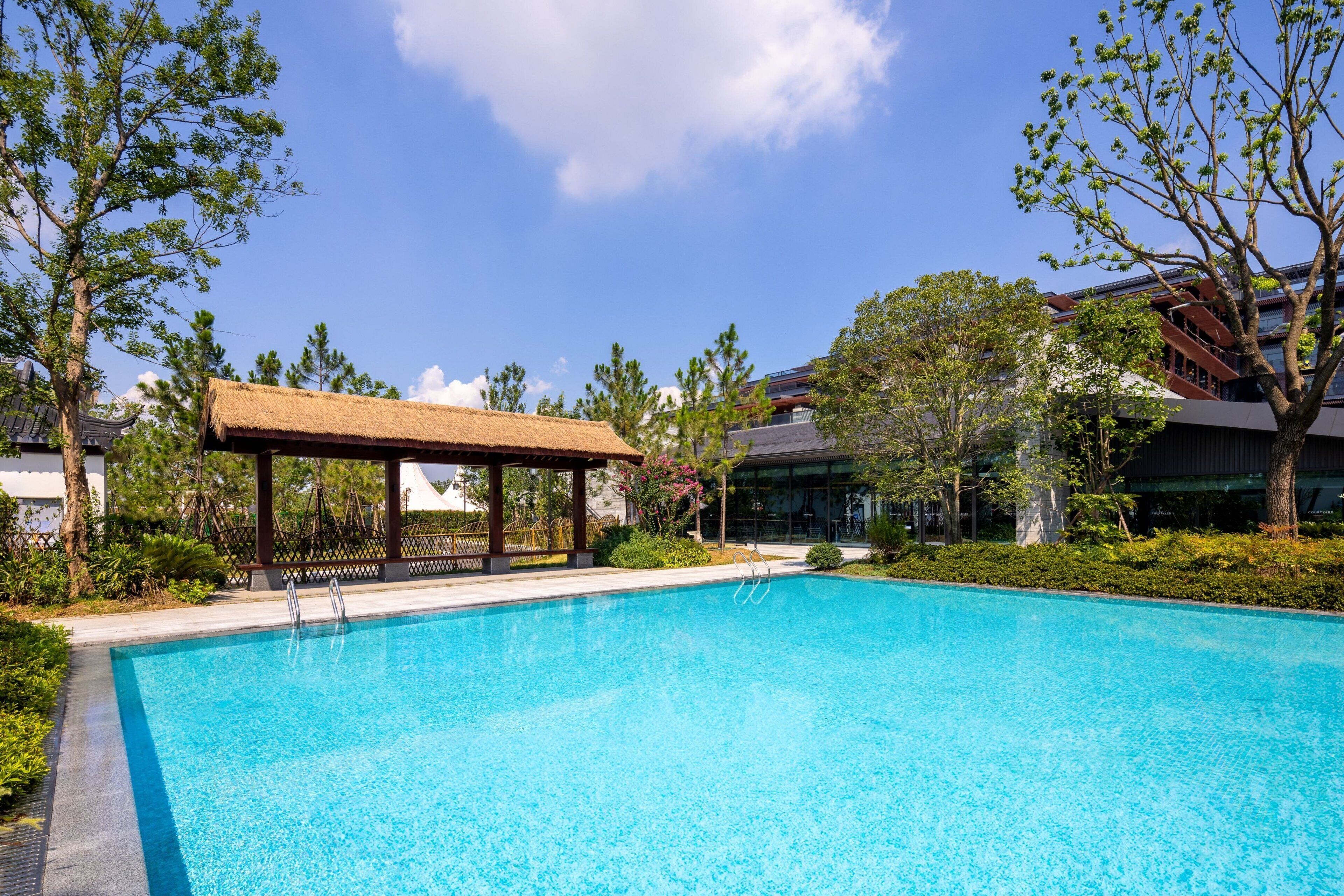 Piscina interior, piscina exterior 