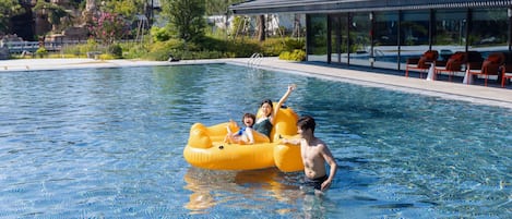 Piscina interior, piscina exterior