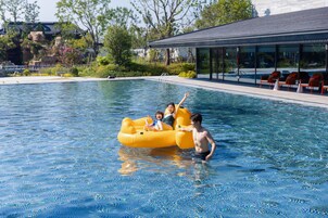 Piscina interior, piscina exterior 