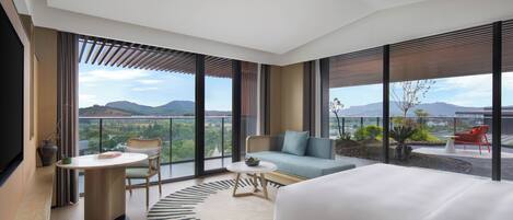 Suite Familiar, varanda, vista para o jardim | Minibar, cofre no quarto, cortinas/cortinados opacos