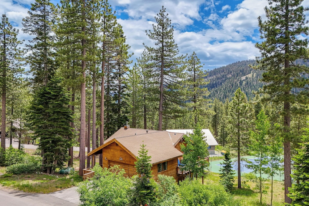 Tennis Courts & Deck: Tahoe Home Near Lake & Lifts - Lake Tahoe