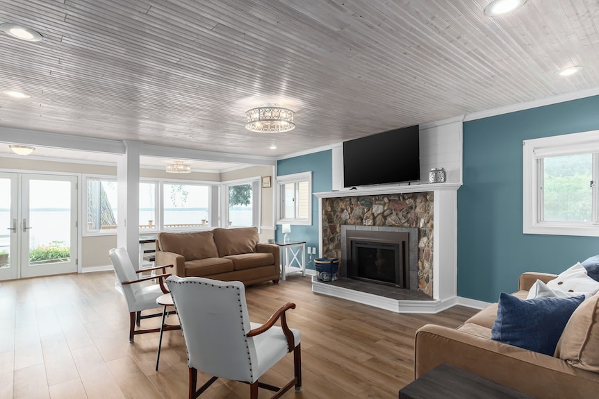 Lakefront Getaway With Hot Tub, Dock, & Game Room - Kosh Kottage - Wisconsin