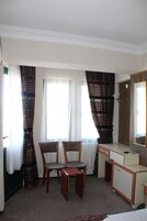 Quarto Familiar, 4 quartos | Secretária, secretária adequada para computadores portáteis 