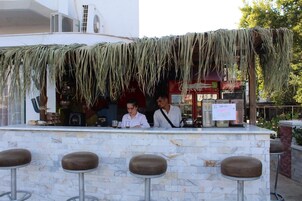 Bar à beira da piscina