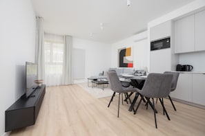 Apartamento, 2 quartos, terraço | 2 quartos, secretária, secretária adequada para computadores portáteis 