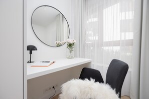 2 quartos, escrivaninha, espaço de trabalho para notebook, roupa de cama