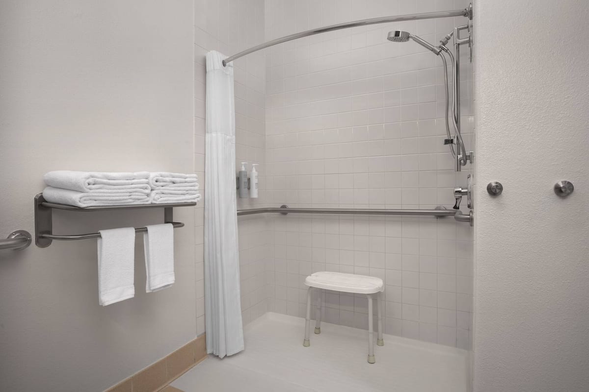 Quarto, 1 cama queen-size, polibã adaptado para cadeiras de rodas (Communications Mobility Access) | Cofre no quarto, secretária 
