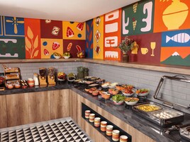 Café da manhã com buffet diário (GEL 41 por pessoa) 