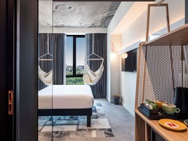 Quarto superior, 1 cama Queen | Quartos à prova de som, berços grátis, Wi-Fi de cortesia, roupa de cama