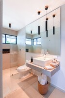 Suíte real, 1 cama King, terraço, no andar executivo | Banheiro | Chuveiro, chuveiro com efeito de chuva, secador de cabelo 