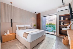 Quarto Deluxe, 1 cama queen-size, casa de banho privativa | Roupa de alta qualidade, edredões de penas, minibar, cofre no quarto 