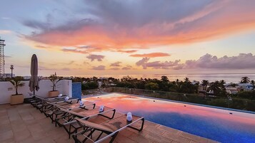 Piscina exterior, da(s) 8:00 à(s) 22:00, toldos gratuitos, guarda-sóis 