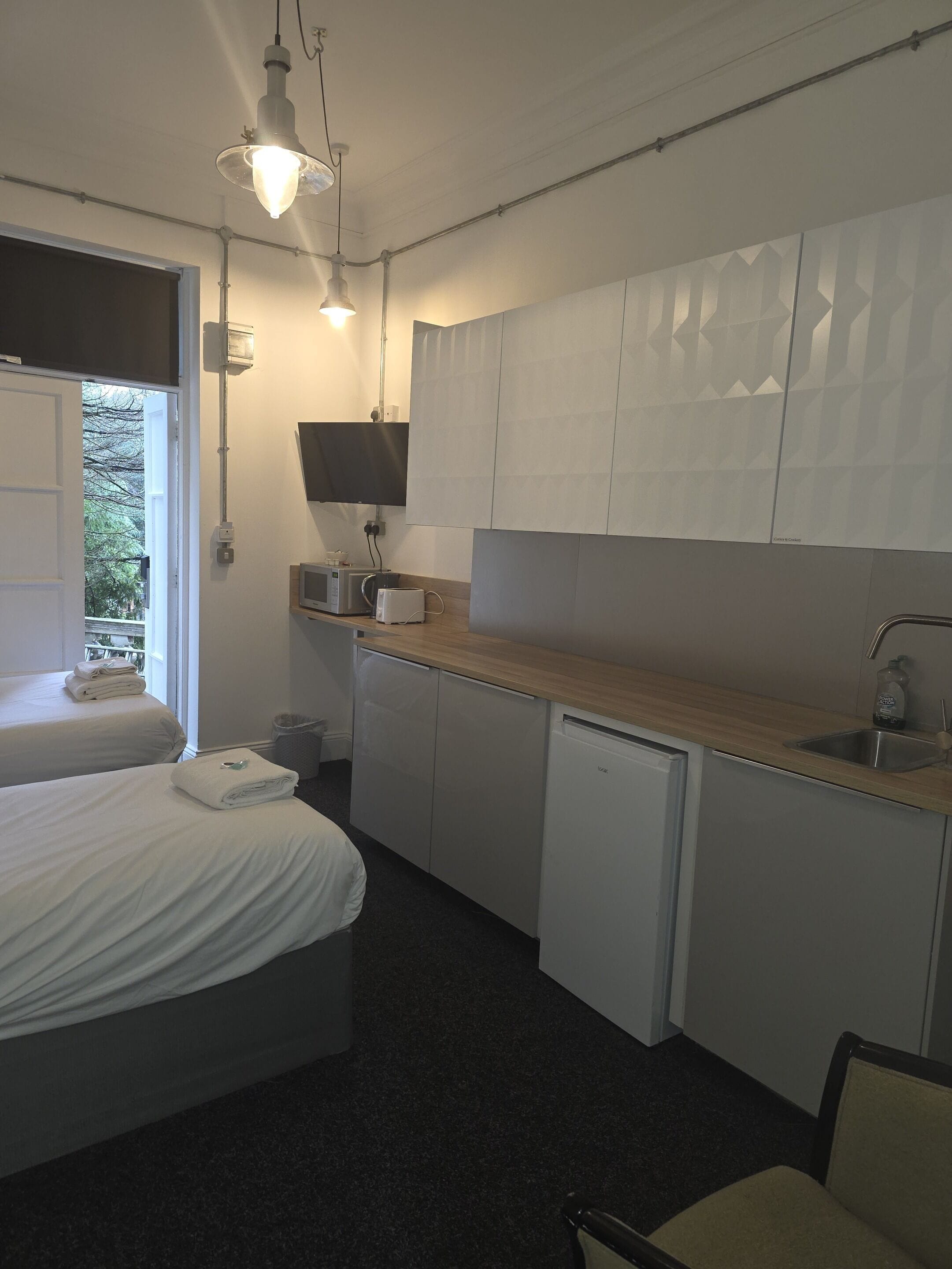 Quarto Twin Comfort, casa de banho anexa | Secretária, secretária adequada para computadores portáteis 