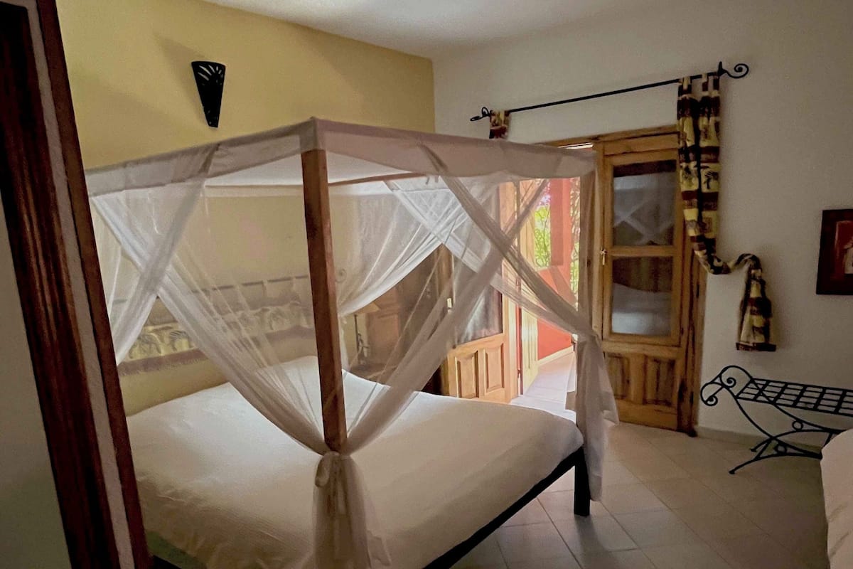 Quarto superior, banheiro privativo, vista para a piscina | Cofres nos quartos, quartos à prova de som, Wi-Fi de cortesia