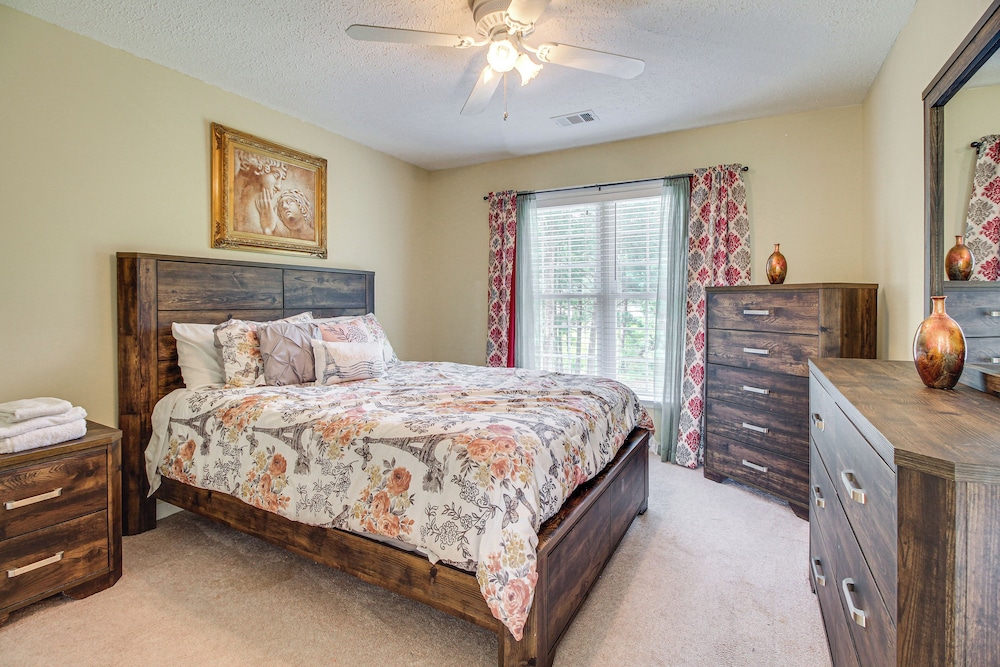 Spacious Richmond Hill Hideaway W/ Deck! - Richmond Hill, GA