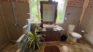 Quarto Duplo Deluxe, 1 quarto, vista para o jardim | Casa de banho | Um polibã, um chuveiro fixo, artigos de higiene pessoal grátis