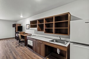 Suíte, 2 camas Queen, acessível, para não fumantes | Escrivaninha, Wi-Fi de cortesia, roupa de cama