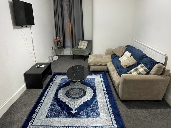 Seaside - House - Sleeps 10 - Parking - Garden - Blackpool