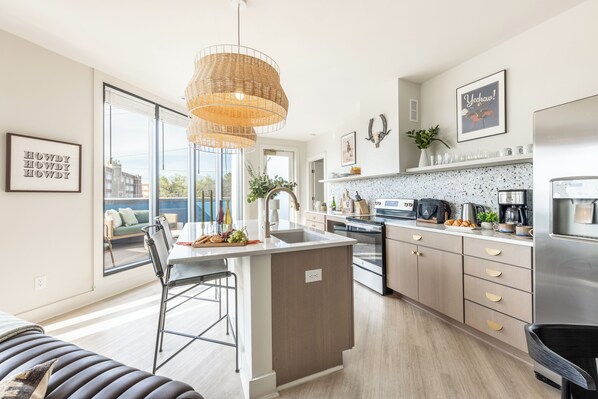 Geladeira, micro-ondas, fogão, cafeteira/chaleira