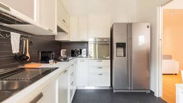 Apartamento Básico | Cozinha privada | Um frigorífico/congelador grande, utensílios de cozinha