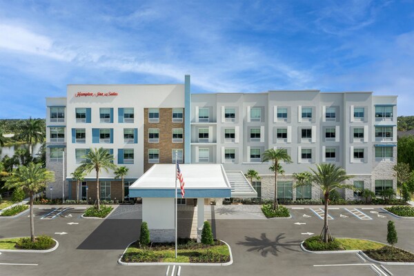 Hampton Inn & Suites Naples South - Naples, FL
