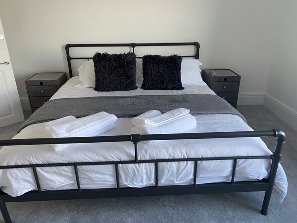 House - Sleeps 14 - Pets Ok - Parking - Garden - Folkestone