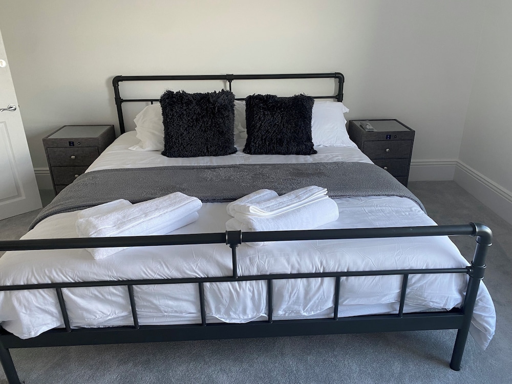 House - Sleeps 14 - Pets Ok - Parking - Garden - Folkestone