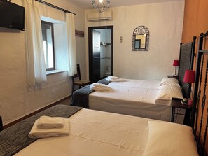 Quarto Triplo Familiar | Wi-fi grátis, roupa de cama fornecida 