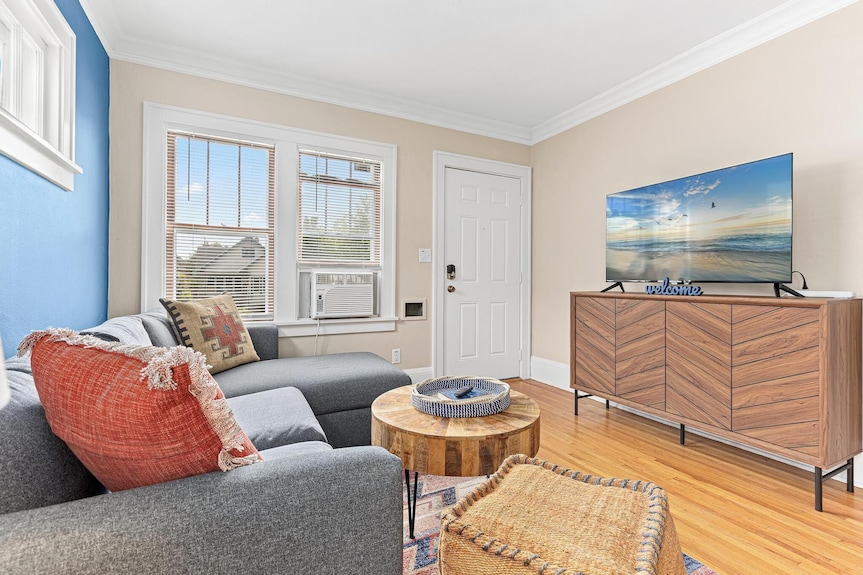 Midway Marvel: Central Location, Walk To Light Rail, Fast Wifi, Free Parking - Saint Paul, MN