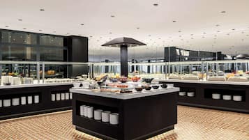 Pequeno-almoço tipo buffet diário mediante uma taxa
