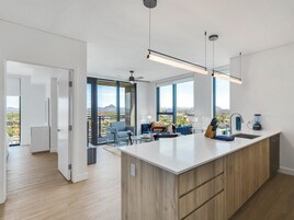 Apartamento de Luxo, 2 quartos | Cozinha privada | Um frigorífico/congelador grande, um micro-ondas, um forno 