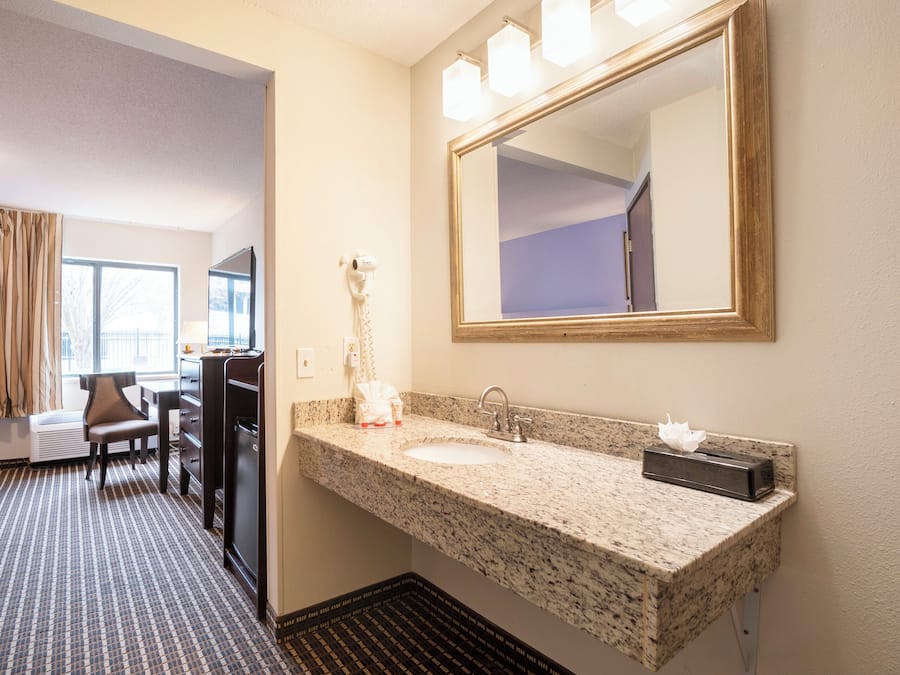 Quarto, 1 cama king-size, não fumadores (Accessible) | Secretária, ferro/tábua de engomar, Wi-fi grátis