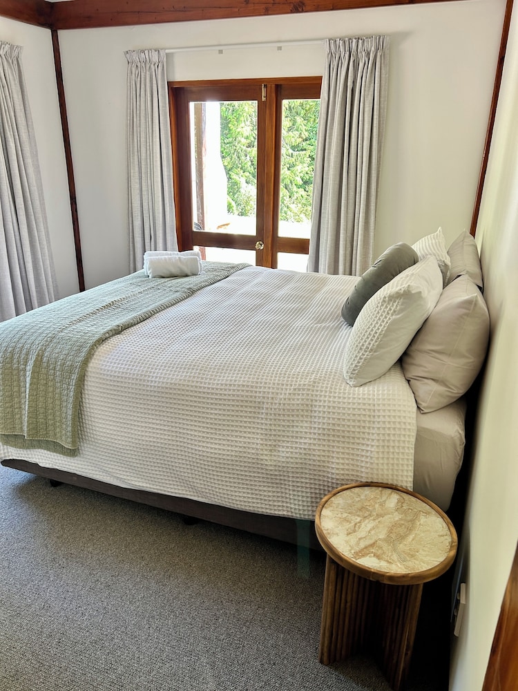 Muirs Reef Lodge, Kinloch Holiday Home Lake Taupo. Private Mountain & Lake Views - New Zealand