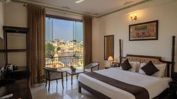 Quarto superior, vista para o lago | Espaço de trabalho para notebook, quartos à prova de som