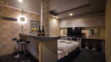 Quarto solteiro, 1 cama King, para fumantes | Cortinas blackout, quartos à prova de som, Wi-Fi de cortesia