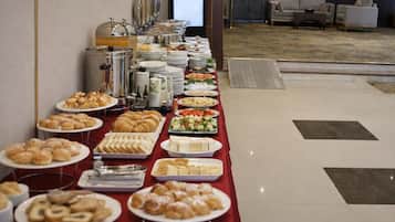 Café da manhã com buffet grátis todos os dias