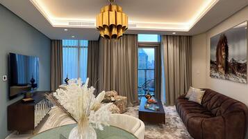 Apartamento Deluxe, varanda, Vista para a cidade | Sala de estar | Smart TV de 50 polegadas com canais digitais