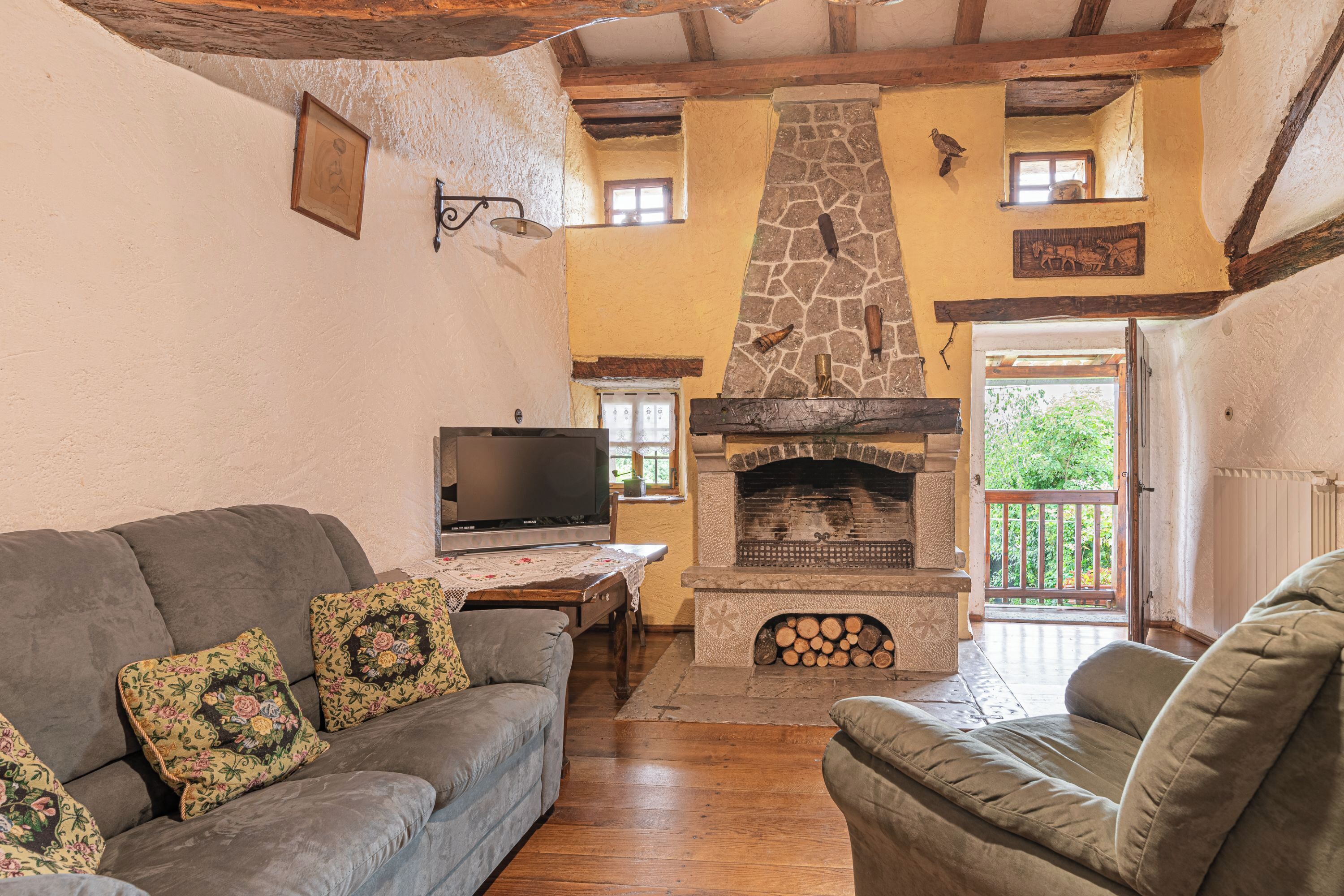 TV de tela plana 21 polegadas com canais a cabo, TV, lareira