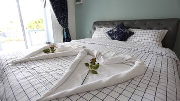 Quarto Básico, 1 cama king-size, casa de banho privativa, vista para a piscina | Roupa de cama fornecida