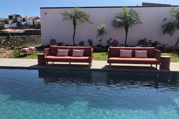 Piscina externa, guarda-sóis, espreguiçadeiras